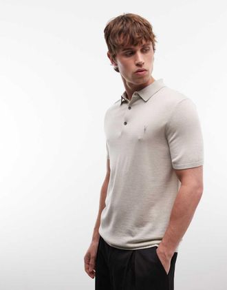 AllSaints Mode - Kurz&auml;rmliges Strick-Polohemd aus Merinowolle in Beige-Neutral