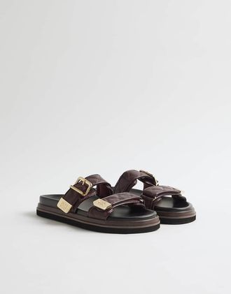 River Island Gesteppte Sandalen in Burgunderrot mit zwei Riemen und Fu&szlig;bett