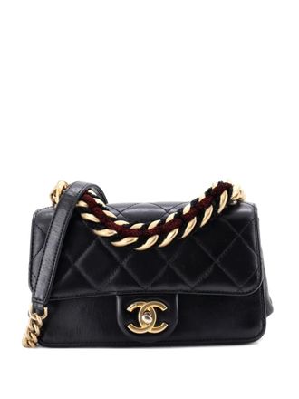 Chanel mini sac port&eacute; &eacute;paule Paris-Cosmopolite Straight Lined Flap &agrave; design matelass&eacute; - Noir