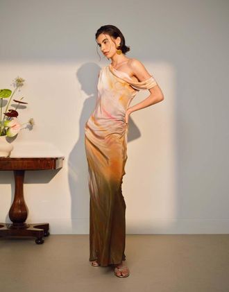 Topshop Robe habill&eacute;e longue &agrave; &eacute;paule d&eacute;nud&eacute;e et encolure drap&eacute;e - Pastel d&eacute;grad&eacute;-Multicolore