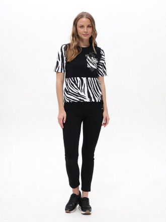 Passioni T-Shirt mit Zebra-Print in Schwarz-wei&szlig; T-Shirt mit aufgesetzter Tasche und Mustermix