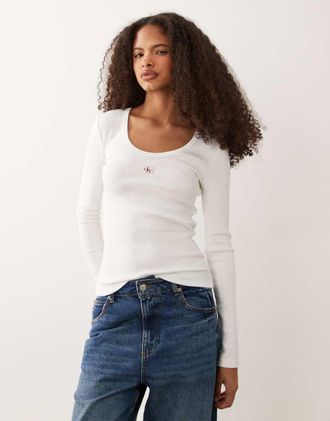 Calvin Klein Jeans Lang&auml;rmliges, geripptes Oberteil in Wei&szlig; mit U-Ausschnitt und gewebtem Logo