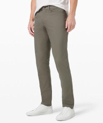 lululemon ABC Hose im Classic Fit mit 5 Taschen Warpstreme f&uuml;r M&auml;nner - 81 cm - Gr&ouml;&szlig;e 28 in Grey Sage