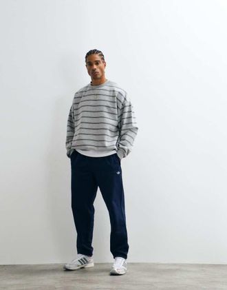 adidas Originals essenzielle Jogginghose mit B&uuml;ndchen in Marineblau