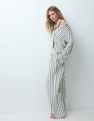 Loungeable gem&uuml;tliches Velours-Pyjama-Set mit Hemd mit Reverskragen und Hose im Monostreifen-Design-Wei&szlig;