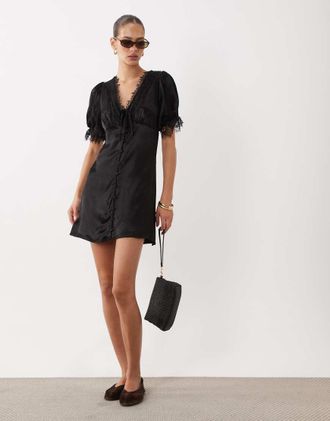 Miss Selfridge robe courte en satin avec bordure en dentelle noire-Pas de couleur