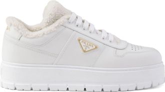 Prada Sneakers aus Shearling - Wei&szlig;