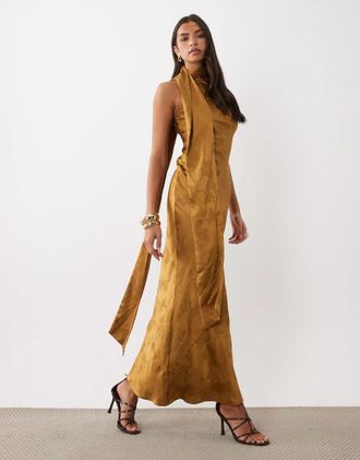 Pretty Lavish Satin-Jacquard-Maxikleid mit schr&auml;gem Drap&eacute; und Schal-Detail in Gold mit Blumenmuster
