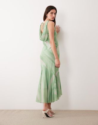 Asos &Auml;rmelloses Maxikleid mit mehrfarbigen Streifen, Wasserfallausschnitt und R&uuml;schensaum-Orange