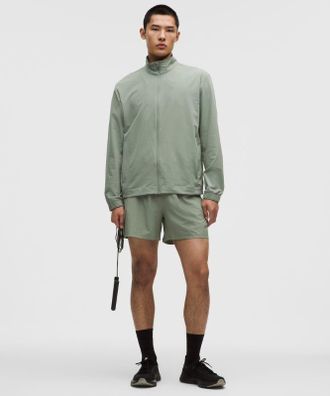 lululemon Pace Breaker Shorts ohne Liner f&uuml;r M&auml;nner - 13 cm - Gr&ouml;&szlig;e 2XL in Willow Leaf