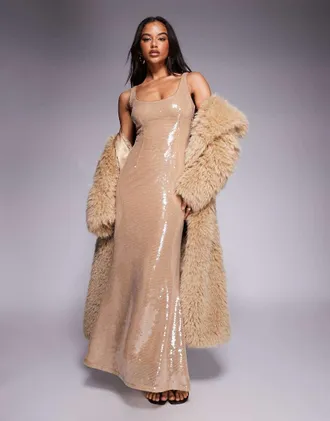 Aria Cove Maxikleid in Beige mit Paillettenbesatz, U-Ausschnitt und Schwalbenschwanz-Design-Neutral