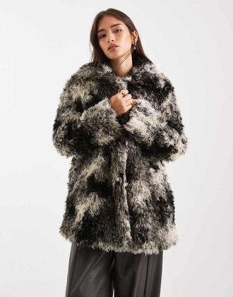 Asos Manteau en fausse fourrure à imprimé vache abstrait-Noir
