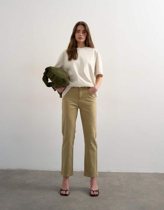 Topshop Orson - Bequeme, gerade geschnittene Jeans in Dunkelbeige mit mittelhohem Bund-Neutral