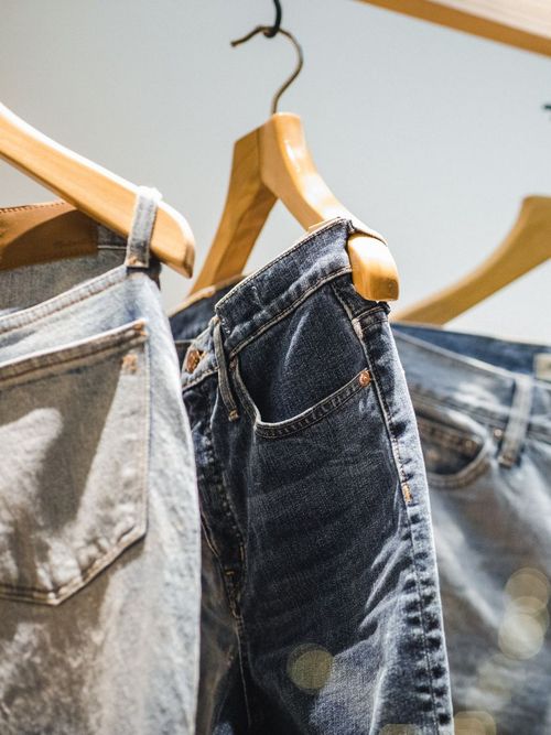 Jeans hängen auf Kleiderhaken