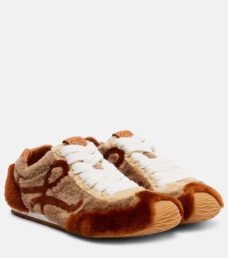 Loewe Baskets Ballet Runner 2.0 en shearling
