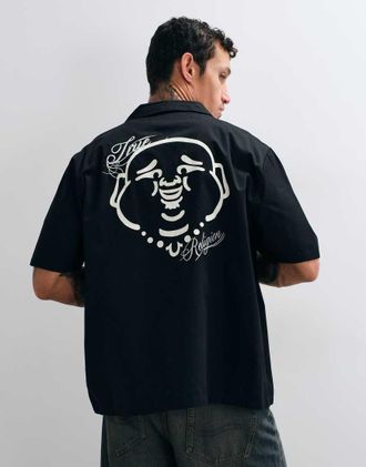 True Religion Hemd mit durchgehendem Rei&szlig;verschluss, kurzen &Auml;rmeln und Buddha-Print auf der R&uuml;ckseite in Schwarz