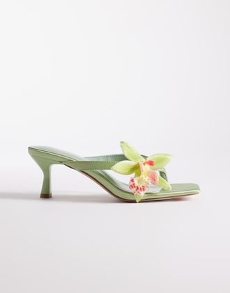 Simmi London Simmi London - Ruby - Sandaletten in Gr&uuml;n mit Kitten-Absatz und Blumendetail
