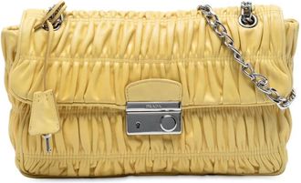 Prada sac porté épaule Gaufre Sound Chain Flap médium (2021-2025) - Jaune