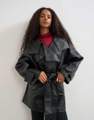 Topshop veste mi-longue ceintur&eacute;e en imitation cuir noire