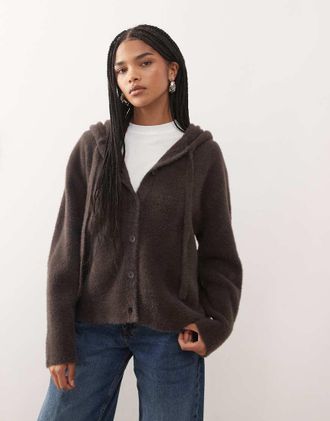 Reclaimed Vintage Gilet &agrave; capuche en maille douce avec d&eacute;tail nou&eacute; - Marron chocolat-Rouge