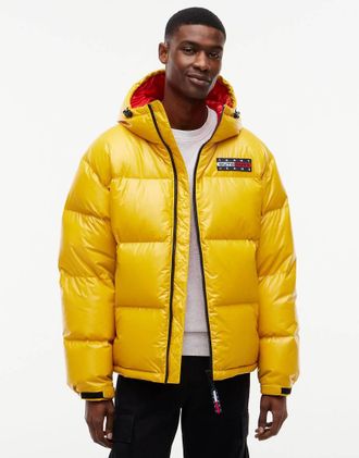 Tommy Jeans gl&auml;nzende Daunenjacke mit Kapuze im Alaska-Pufferjacken-Stil in Countryside Yellow-Gelb