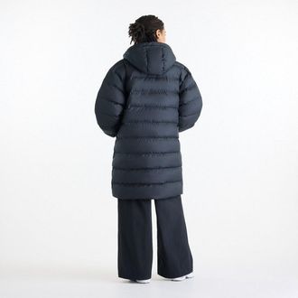 New Balance Steppjacke BOSTON LONG PUFFER JACKET sportliche Steppjacke, aus Polyester, mit verl&auml;ngerte Silhouette