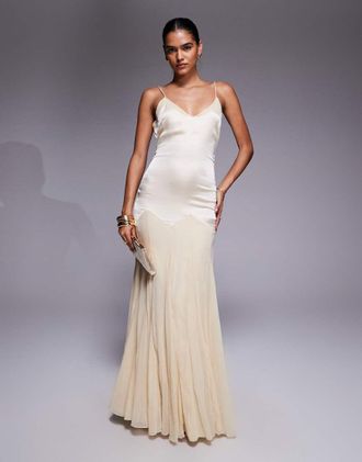 Asos Robe longue à taille basse en satin et mousseline mélangés avec jupe ample à godets - Babeurre-Jaune