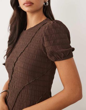 Nobody's Child Cassandra - Strukturiertes Midikleid in Braun mit Puff&auml;rmeln, Zipfelsaum und Ziernaht
