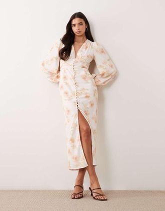 Gina Tricot Gina Tricot - Robe mi-longue boutonn&eacute;e et fendue devant en satin &agrave; manches longues bouffantes et imprim&eacute; fleurs - Blanc et rose clair