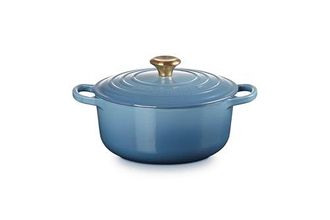 LE CREUSET Le Creuset Signature Gusseisen-Bräter mit Deckel, Ø 20 cm, Rund, Für alle Herdarten und Induktion geeignet, Volumen: 2,4 l, 3,092 kg, Chambray, 211772