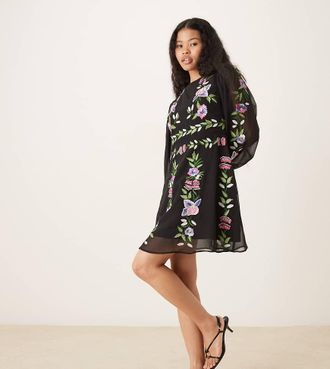 Hope & Ivy Petite Hochgeschlossenes Minikleid in Schwarz mit Stickerei