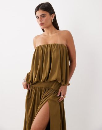 Asos Bubble-Bandeau-Maxikleid mit weitem Rock in dunklem Olivgr&uuml;n-Multi