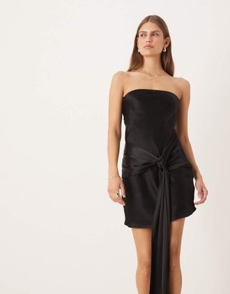 SNDYS Tr&auml;gerloses Minikleid aus Satin in Schwarz mit Wickeldesign in der Taille