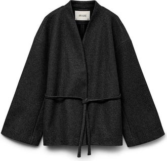 Vero Moda Sijina Jacke mit G&uuml;rtel, &uuml;berschnittenen Schultern und V-Ausschnitt in Schwarz