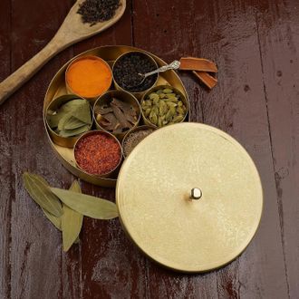 Generic Anmutige Gewürzbox aus vergoldetem Metall, eleganter Masala Dabba mit Deckel, traditioneller Küchen-Organizer für Gewürze und trockene Früchte