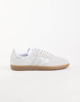 adidas Originals Samba OG baskets blanches avec d&eacute;tail en dentelle et cr&egrave;me-Argent&eacute;