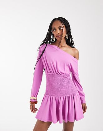 Aria Cove Robe courte fronc&eacute;e &agrave; la taille avec &eacute;paules asym&eacute;triques et volants - Rose