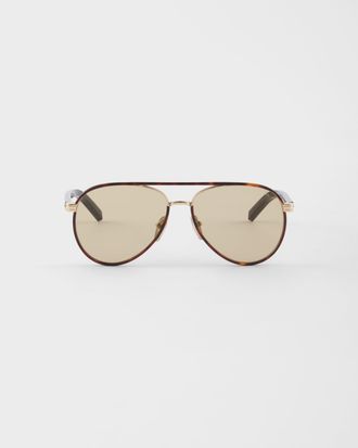 Prada Sonnenbrille mit der ikonischen Metallplakette