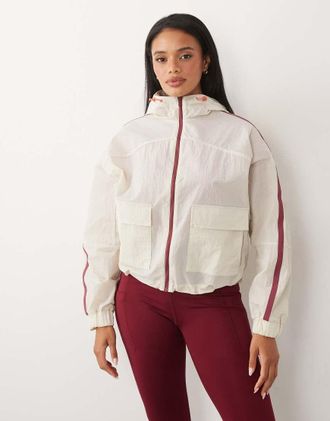 Sweaty Betty Veste l&eacute;g&egrave;re en tissu ripstop avec poche plaqu&eacute;e - Beige-Neutral
