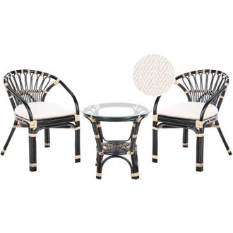 Beliani Balkonset Schwarz Rattan 3-teilig 2 Sessel mit Couchtisch Auflagen Cremewei&szlig; Boho Outdoor Indoor Garten Terrasse Balkon Wohnzimmer Schlafzimmer