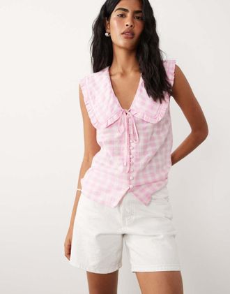 Nobody's Child Blair - Blouse boutonn&eacute;e &agrave; carreaux vichy et col volant&eacute; - Rose