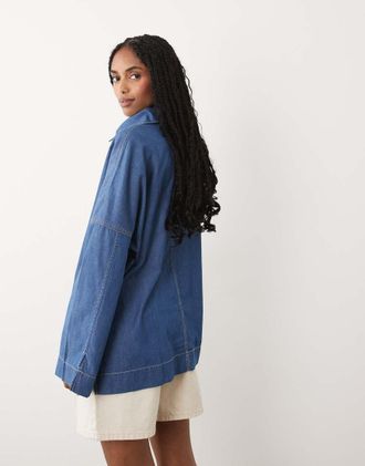Arket Lang&auml;rmliges Jeanshemd im Matrosen-Design in mittelblauer Waschung
