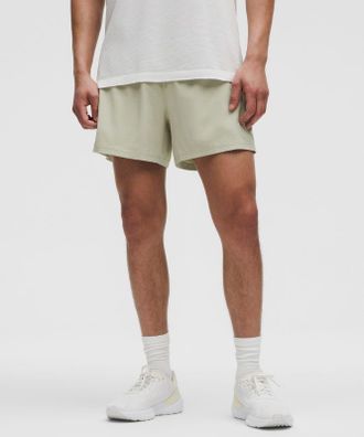 lululemon Pace Breaker Shorts mit Liner für Männer - 13 cm - Größe 2XL in Fog Green