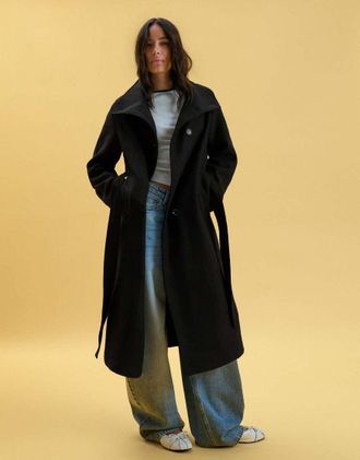 Bershka manteau long &agrave; col chemin&eacute;e avec ceinture en noir