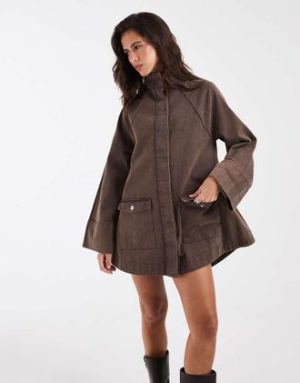 Asos Oversize-Minikleid aus Twill mit Stehkragen und Taschen in verwaschenem Schokobraun