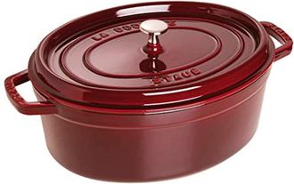 Staub Gusseisen Bräter/Cocotte, Oval 31 cm, 5,5 L, Aromaregen Funktion für optimale Befeuchtung, Für alle Herdarten inkl. Induktion & Backofen, Grenadine