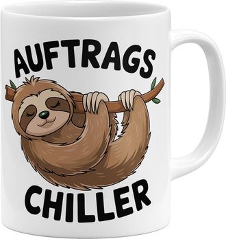 OM3 lustige Kaffee-Tasse mit Spruch - Auftrags-Chiller Faultier Sloth Chillout Auftragschiller I | Keramik Becher | 325ml | Beidseitig Bedruckt | Weiss
