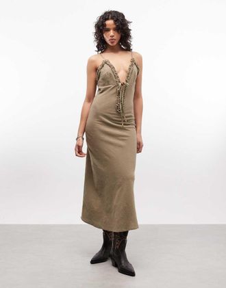 Asos Maxi-Sommerkleid in verwaschenem Olivgr&uuml;n mit schmalen Tr&auml;gern, tiefem Ausschnitt und R&uuml;schenbesatz