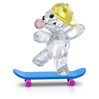 Swarovski Kris Bear Skaterbear Figur, klare, rosa und gelbe Kristalle mit blau lackierten Metallakzenten, Teil Kris Bear Kollektion