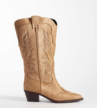 Asos Curve - Celestine - Flache, kniehohe Westernstiefel aus Wildlederimitat in Taupe-Neutral
